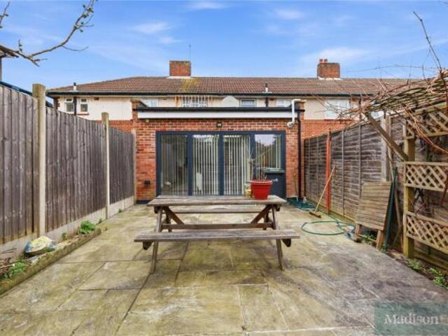 3 bedroom terraced house for rent in Myrtle Road, London, N13