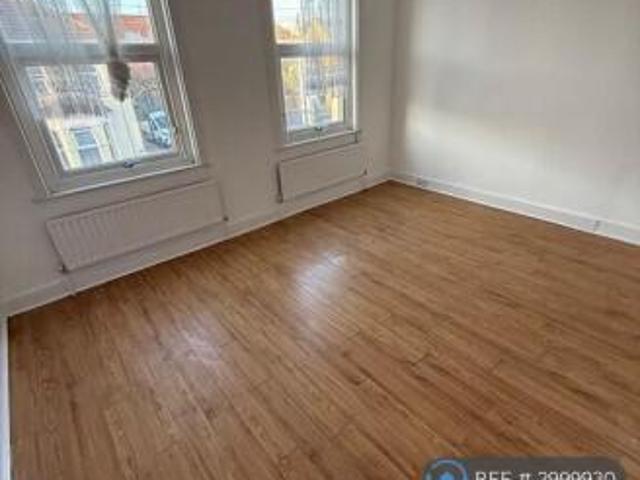 3 bedroom terraced house for rent in North Road, London, N9