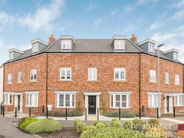 3 bedroom terraced house for rent in Newland Avenue, Bishop's.
