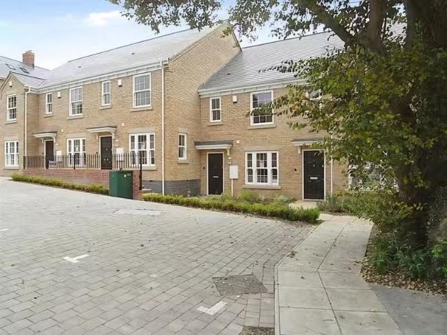 3 bedroom terraced house for rent in Satchells Court, Dunchurc.