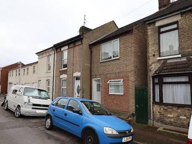 3 bedroom terraced house for rent in Seymour Road Chatham Kent ME5