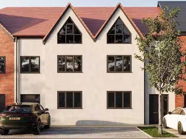 3 bedroom terraced house for rent in Serviced Houses Aylesbu.