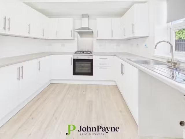 3 bedroom terraced house for rent in Sheriff Avenue, Canley, C.