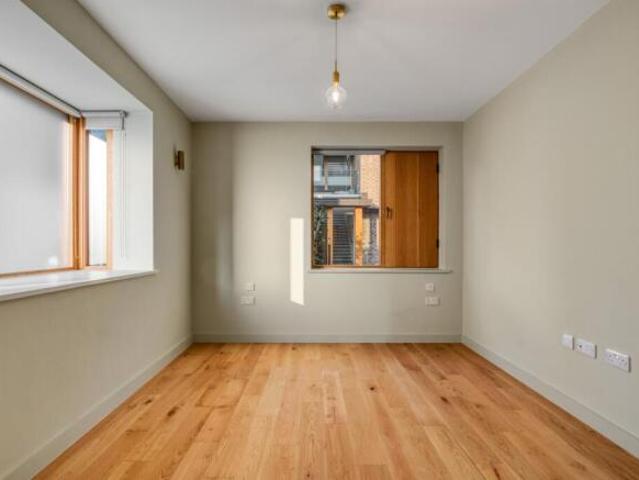 3 bedroom terraced house for rent in Spire Mews, London, N4