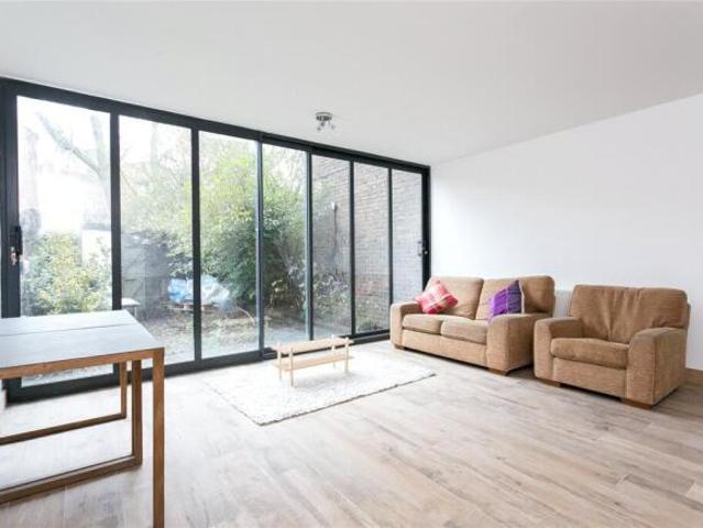 3 bedroom terraced house for rent in Spring Walk, London, E1