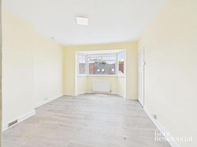 3 bedroom terraced house for rent in St. Leonards Avenue, Chatham, ME4