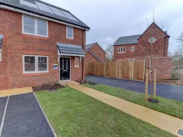 3 bedroom terraced house for rent in Stoneleigh View, Kenilwor.