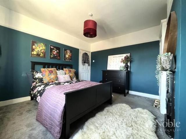 3 bedroom terraced house for rent in Strathmore Gardens, Hornchurch, RM12