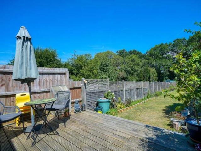 3 bedroom terraced house for rent in Summer Street, Slip End, LU1