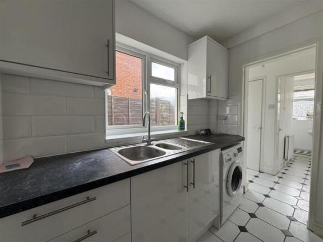 3 bedroom terraced house for rent in Summers Street, Rodbourn, Swindon, SN2