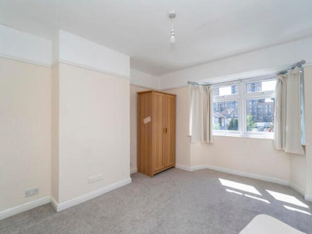 3 bedroom terraced house for rent in Sunningdale Avenue, London, W3