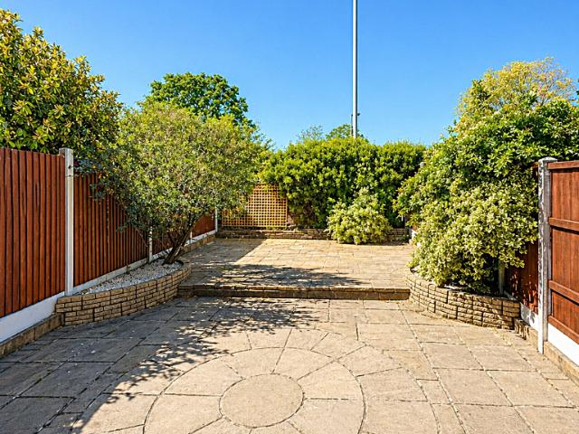 3 bedroom terraced house for rent in Sunnydene Close, Romford, London, RM3