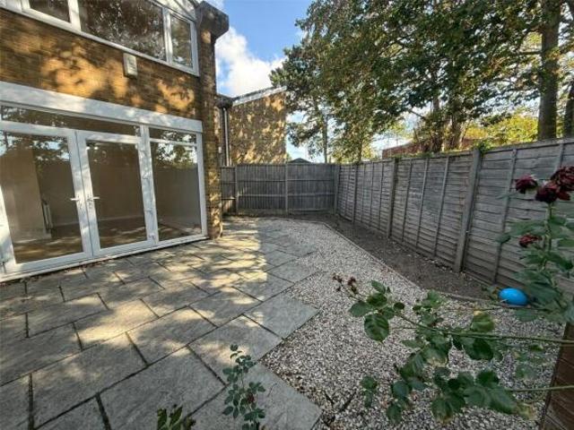 3 bedroom terraced house for rent in Sussex Close, Slough, Berkshire, SL1