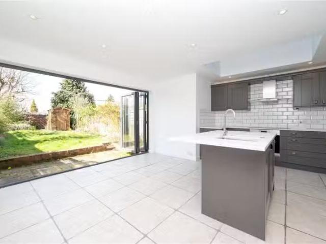 3 bedroom terraced house for rent in Portland Street, St. Alba.