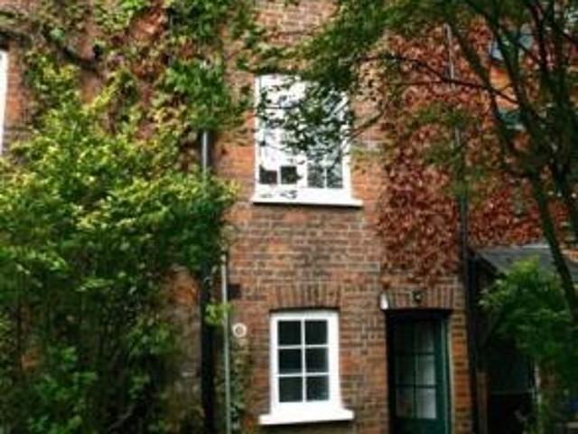 3 bedroom terraced house for rent in Portsmouth Road, Guildford, GU2