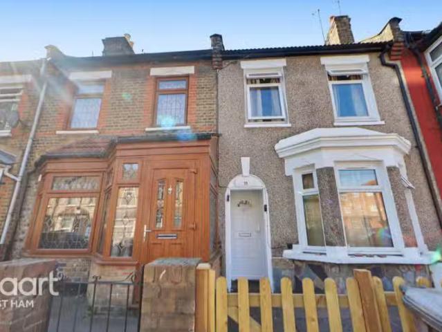3 bedroom terraced house for rent in Park Avenue, London, E6
