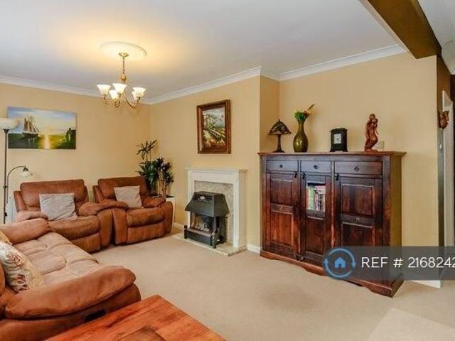 3 bedroom terraced house for rent in Peterstone Road, London, SE2