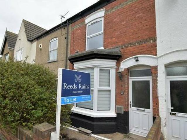 3 bedroom terraced house for rent in Peaksfield Avenue Grimsby Lincolnshire DN32