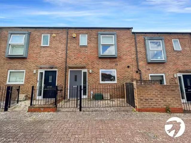 3 bedroom terraced house for rent in Peche Way, Orpington, BR5