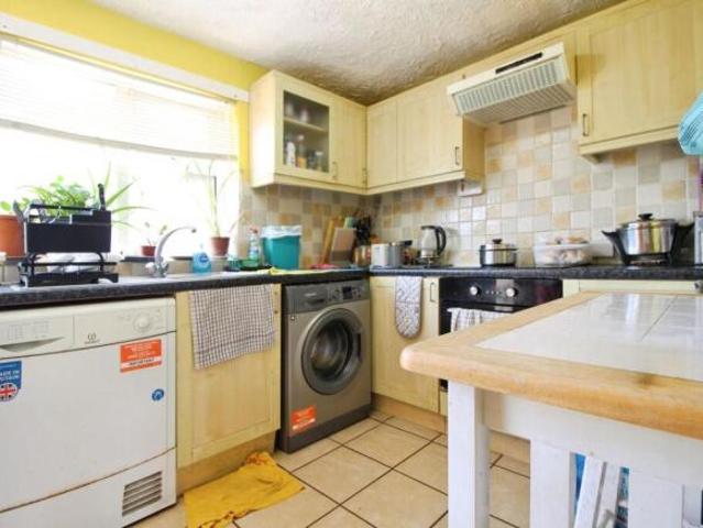 3 bedroom terraced house for rent in Penhill Drive, Swindon, SN2