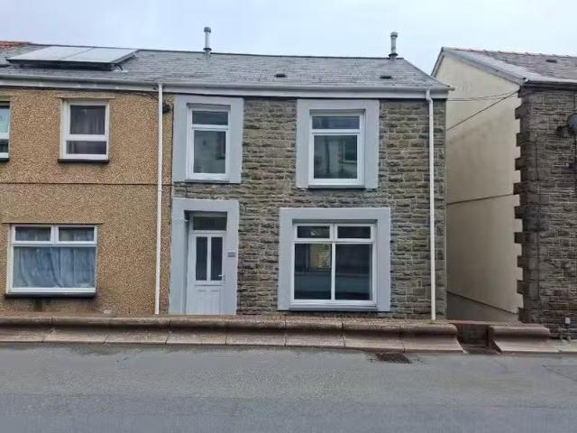 3 bedroom terraced house for rent in Penrhiwceiber Raoad, Penr.