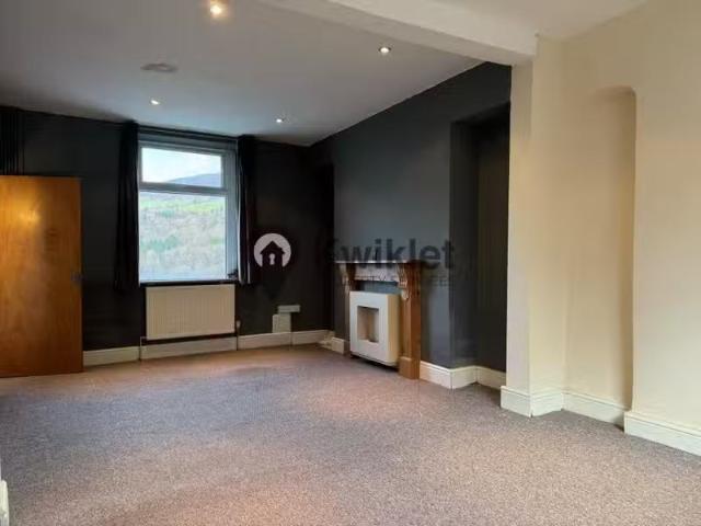 3 bedroom terraced house for rent in Pentwyn Avenue, Mountain.
