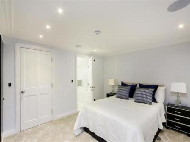 3 bedroom terraced house for rent in Peony Court, SW10