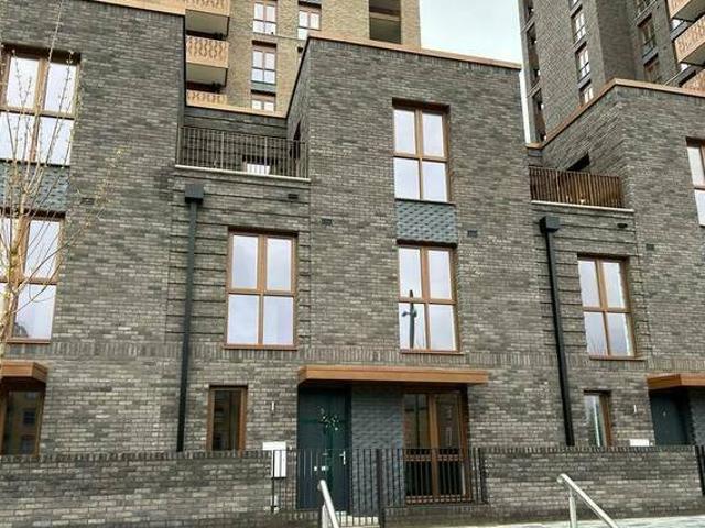 3 bedroom terraced house for rent in Rope Walk Barking IG11