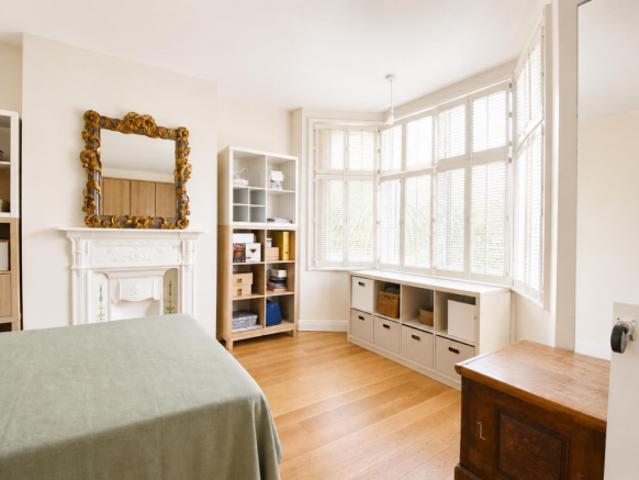 3 bedroom terraced house for rent in Rosslyn Avenue, London, SW13