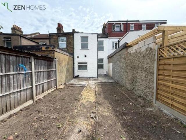 3 bedroom terraced house for rent in Raynham Avenue, London, N18