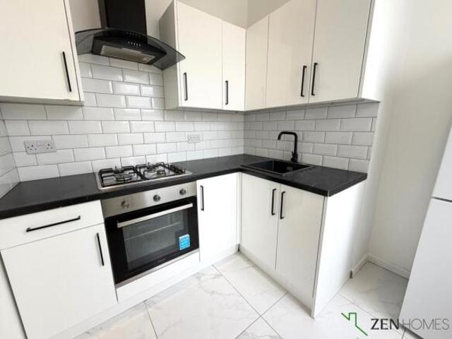 3 bedroom terraced house for rent in Raynham Avenue, London, N18