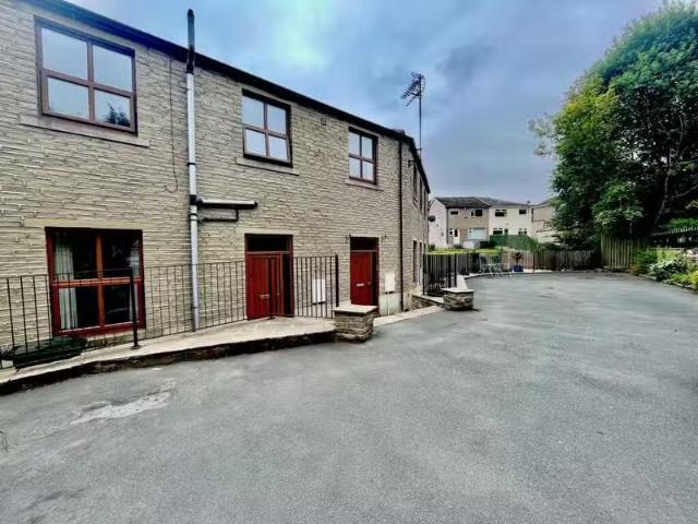 3 bedroom terraced house for rent in Reva Syke Road, Clayton.