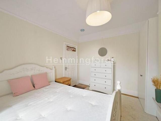 3 bedroom terraced house for rent in Richmond Road, Bounds Green, N11