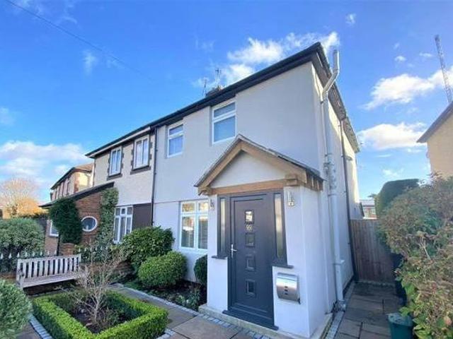 3 bedroom terraced house for rent in Woking GU22
