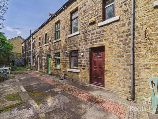 3 bedroom terraced house for rent in Wood Terrace, Huddersfield, West Yorkshire, HD4