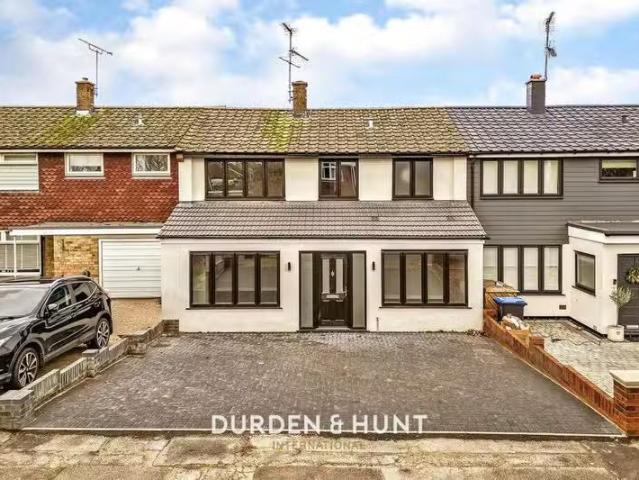 3 bedroom terraced house for rent in Woodland Way, Ongar, CM5
