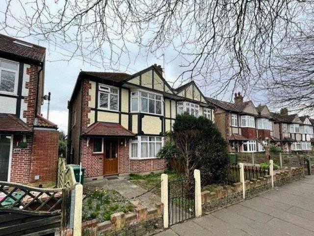 3 bedroom terraced house for rent in Worple Road Staines Greater London TW18