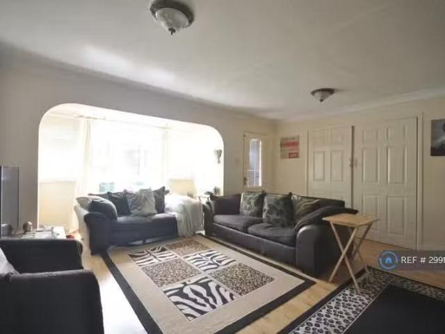 3 bedroom terraced house for rent in Waterfields, Leatherhead.