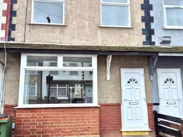 3 bedroom terraced house for rent in Walton Road, London, E12