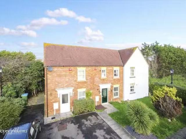 3 bedroom terraced house for rent in Wilkinson Close, Angmerin.