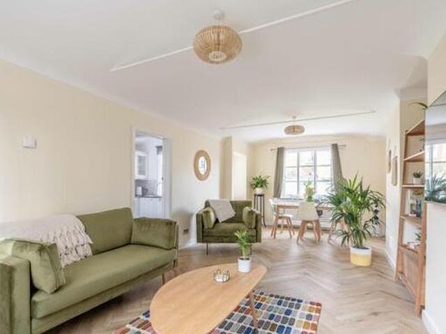 3 Bedroom Terraced House For Rent In Windsor, Berkshire