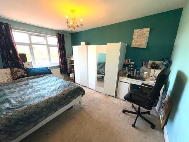 3 bedroom terraced house for rent in Windsor Crescent, Harrow, HA2