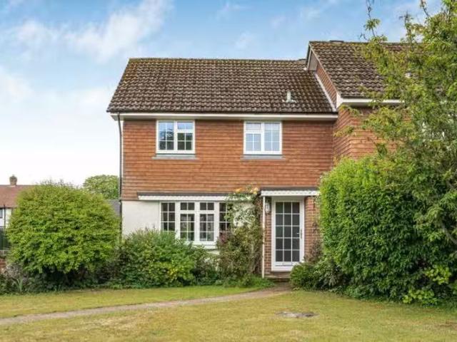 3 bedroom terraced house for rent in The Crossroads, Effingham.
