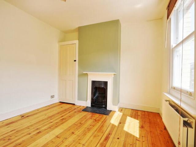3 bedroom terraced house for rent in Thoday Street, CB1