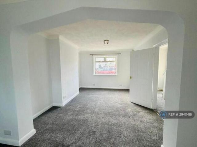 3 bedroom terraced house for rent in Thomson Avenue, Doncaster, DN4