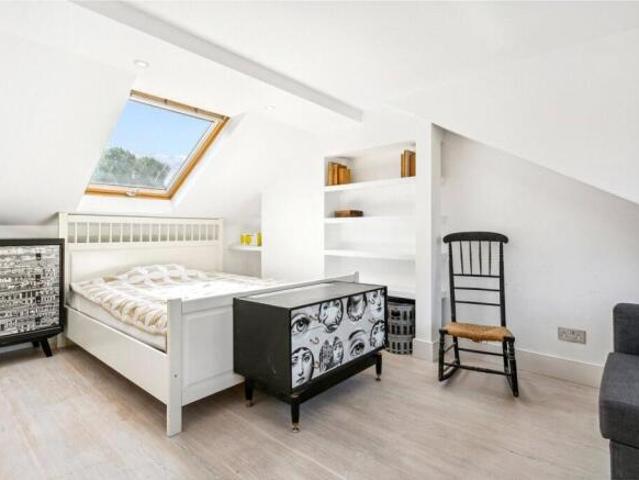 3 bedroom terraced house for rent in Treadgold Street, London, W11