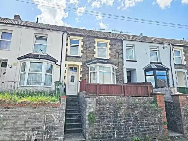 3 bedroom terraced house for rent in Ty'r Felin Street, Mounta.