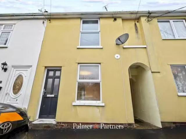 3 bedroom terraced house for rent in Upper Park Road, Brightli.