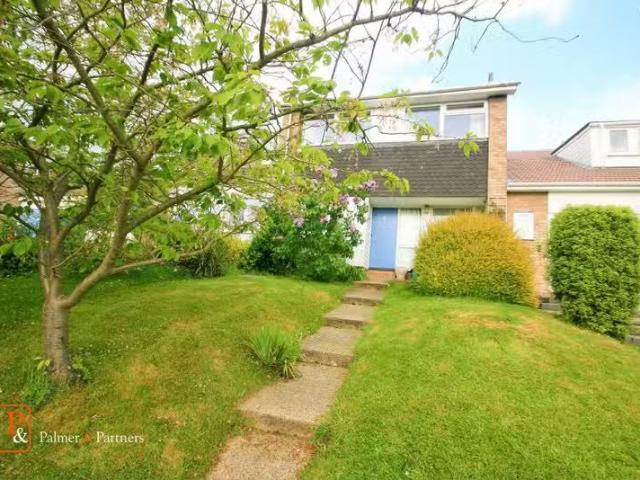 3 bedroom terraced house for rent in Valley Road, Wivenhoe, Es.