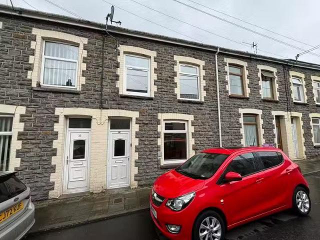 3 bedroom terraced house for rent in Victoria Street, Mountain.